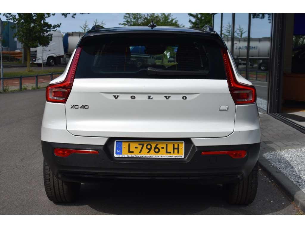 Volvo XC40 T4 211pk R-Design | Climate | Driver Assist | 19" • Van der Wulp