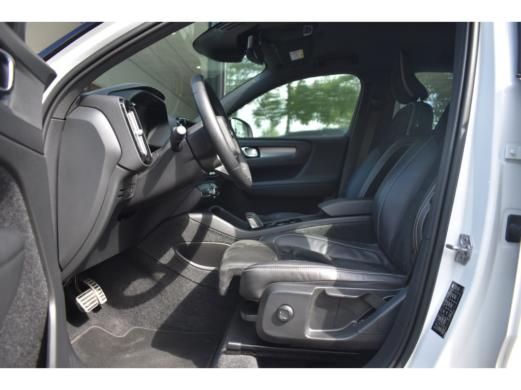 Volvo XC40 T4 211pk R-Design | Climate | Driver Assist | 19" • Van der Wulp