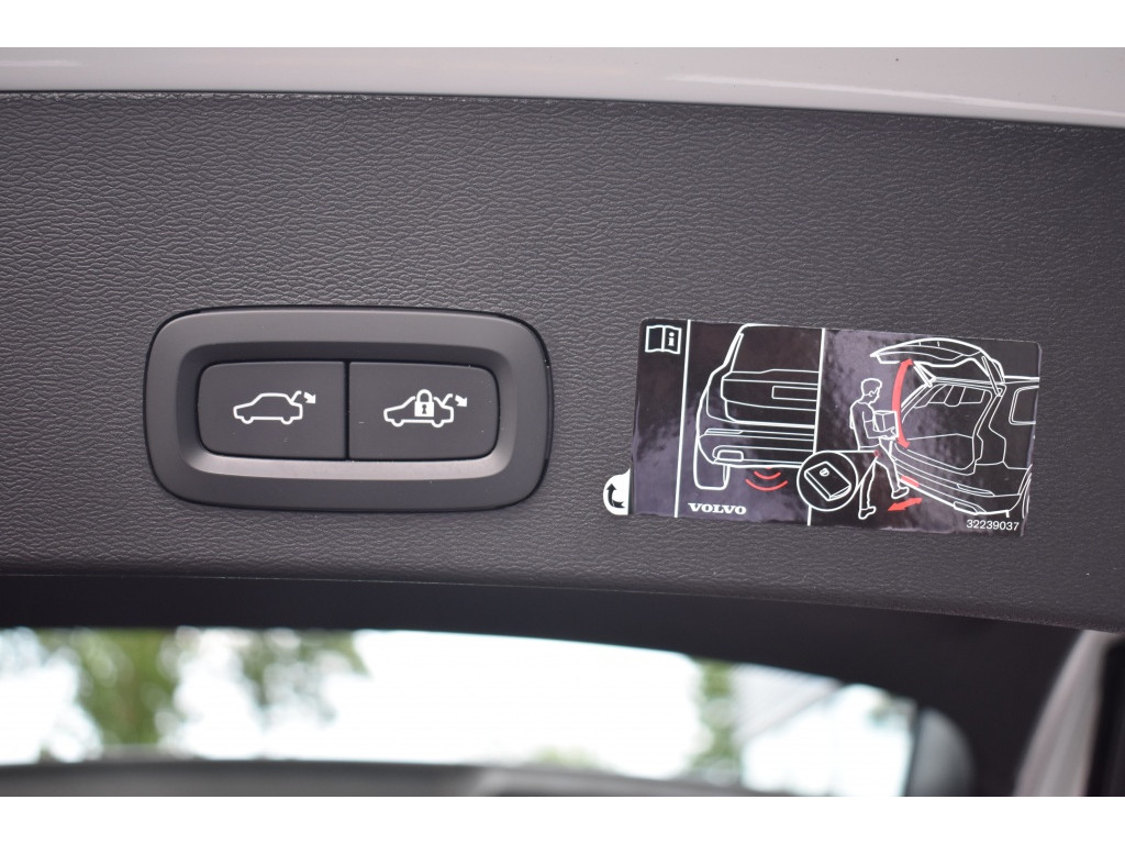 Volvo XC40 T4 211pk R-Design | Climate | Driver Assist | 19" • Van der Wulp