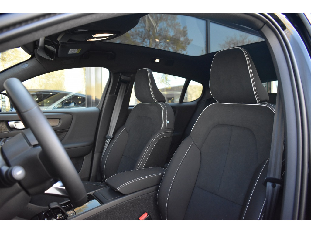 Volvo EC40 Extended Range Ultra Black Edition 252pk/82kWh | Lighting ...